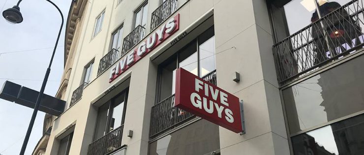 Burger Fans aufgepasst: Am Montag öffnet das erste Five Guys in Wien ...